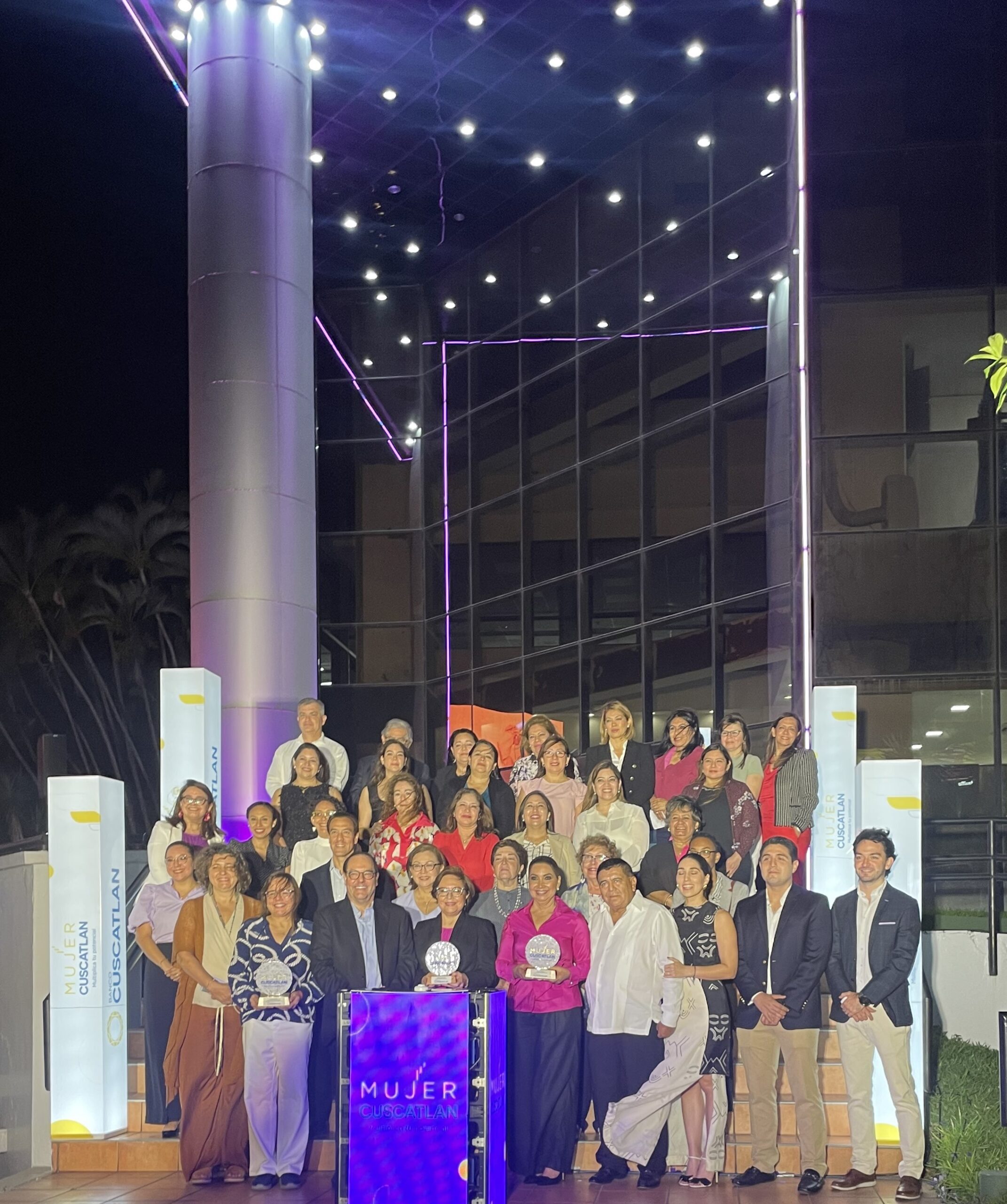 Banco CUSCATLAN enciende de morado la emblemática Torre CUSCATLAN, en ...