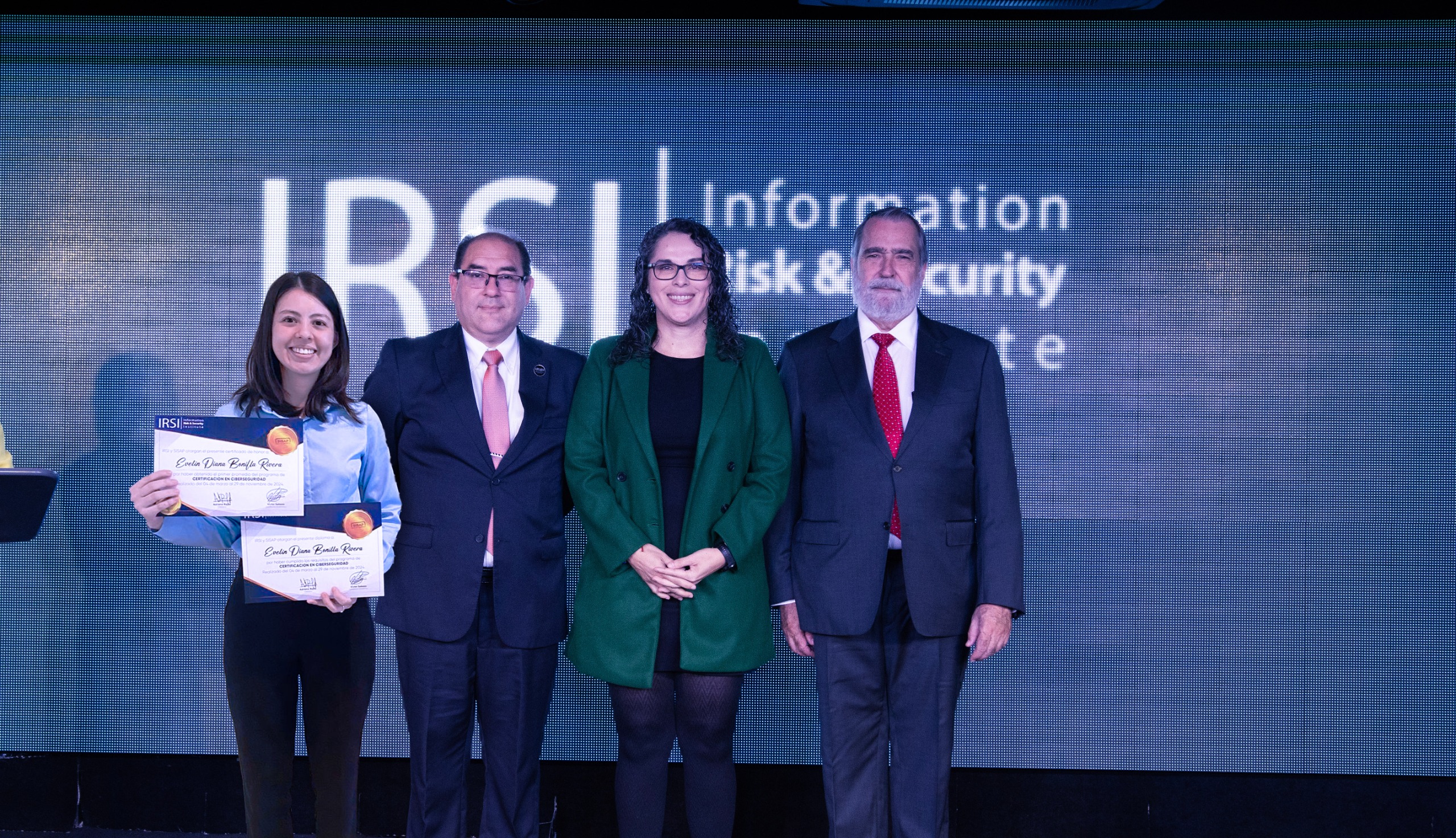 Salvadoreña destaca entre 97 graduados de Ciberseguridad del programa ...